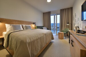 Minibar, cofre no quarto, secretária