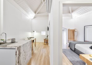 Apartamento standard, 1 cama Queen | Área de estar | Smart TV
