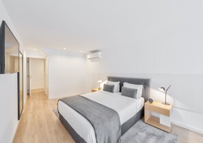 Apartamento família, 2 camas Queen, 2 banheiros | Roupas de cama premium, camas Select Comfort, individualmente decorados