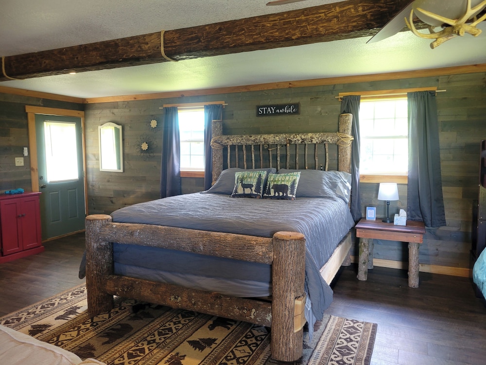Charming One Room Cabin Perfect For Couples Or Small Families. - Saluda, NC