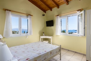 Apartamento superior, banheira de imersão, vista para o mar | 1 quarto, escrivaninha, Wi-Fi de cortesia, roupa de cama