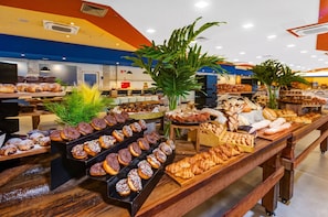 Vitrine de uma padaria com diversos produtos de panificação e design de interiores moderno.