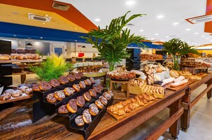 Vitrine de uma padaria com diversos produtos de panificação e design de interiores moderno.