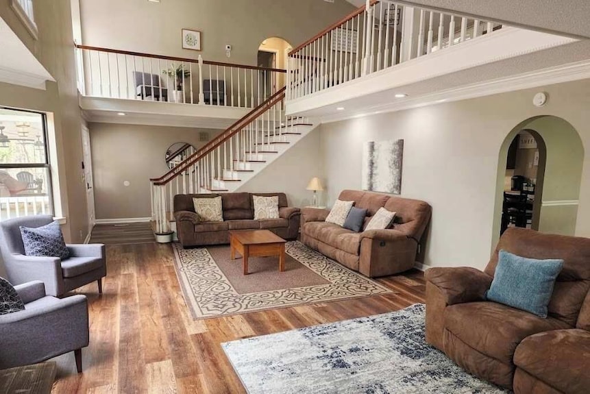 Large Hillside Retreat With Pool And Hot Tub! - Lookout Mountain, TN