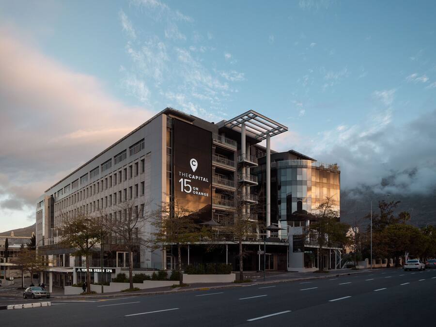 Um hotel moderno com uma placa bem visível com a inscrição "The Capital 15 on Orange".