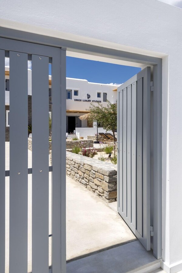 Drios Luxury Studios - Paros
