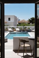 Apartamento Deluxe, 1 cama queen-size e sofá-cama, vista para a piscina | Roupa de alta qualidade, cofre no quarto, com decoração personalizada 