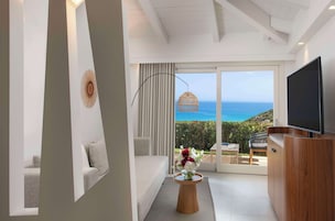 Suite, 1 quarto, vista para o mar | Sala de estar | Televisor LED de 55 polegadas com canais digitais, televisor