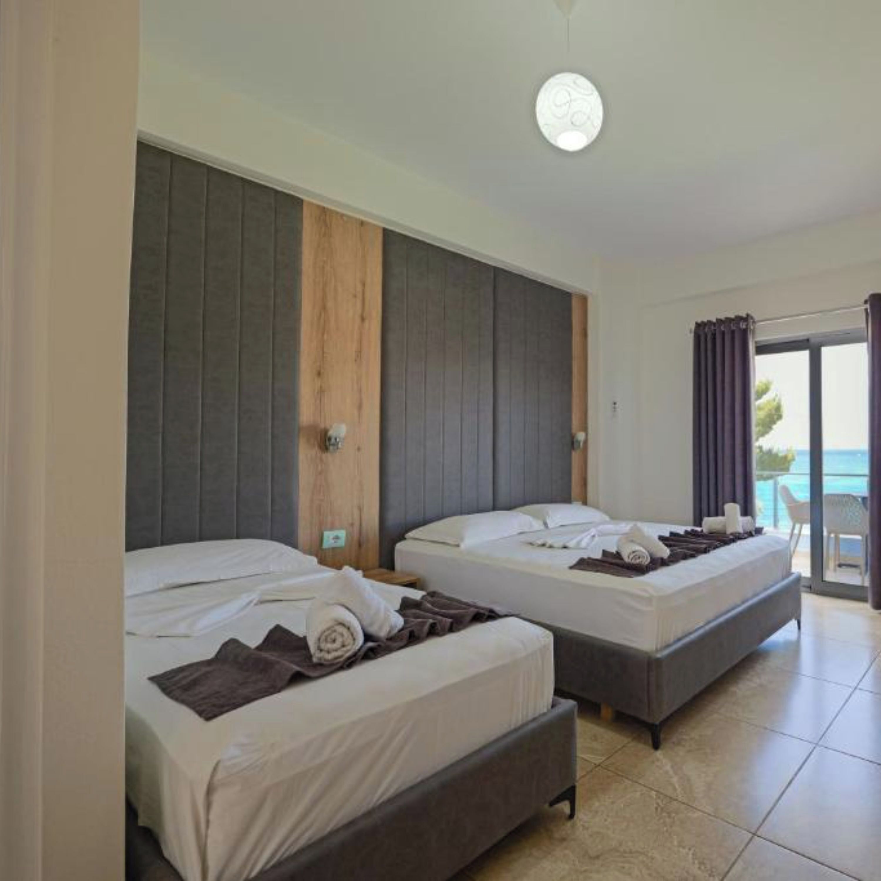 Quarto Triplo, vista para o mar | Secretária, ferro/tábua de engomar, Wi-fi grátis 