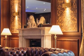 Este bar no lobby do hotel, com vista para o jardim, aberto diariamente 