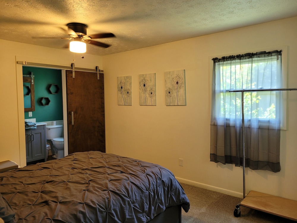 The Black Bear Bungalow <10 Mins To Dt Asheville - Asheville, NC