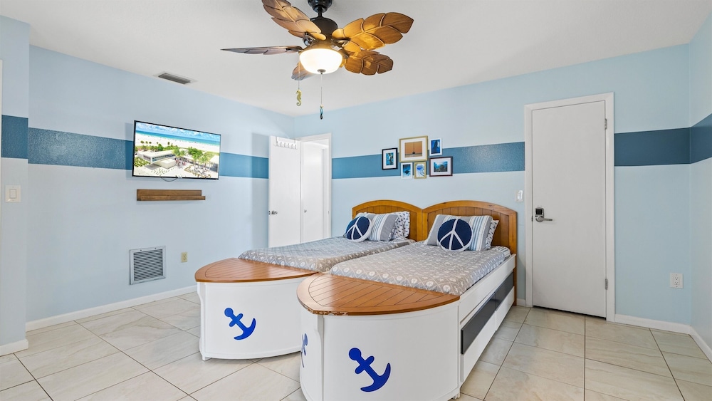 Pickleball Escape! Pond! Private Pool! Foosball - Longboat Key, FL