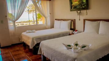 Quarto Familiar, vista para o oceano | Edredões de penas, secretária