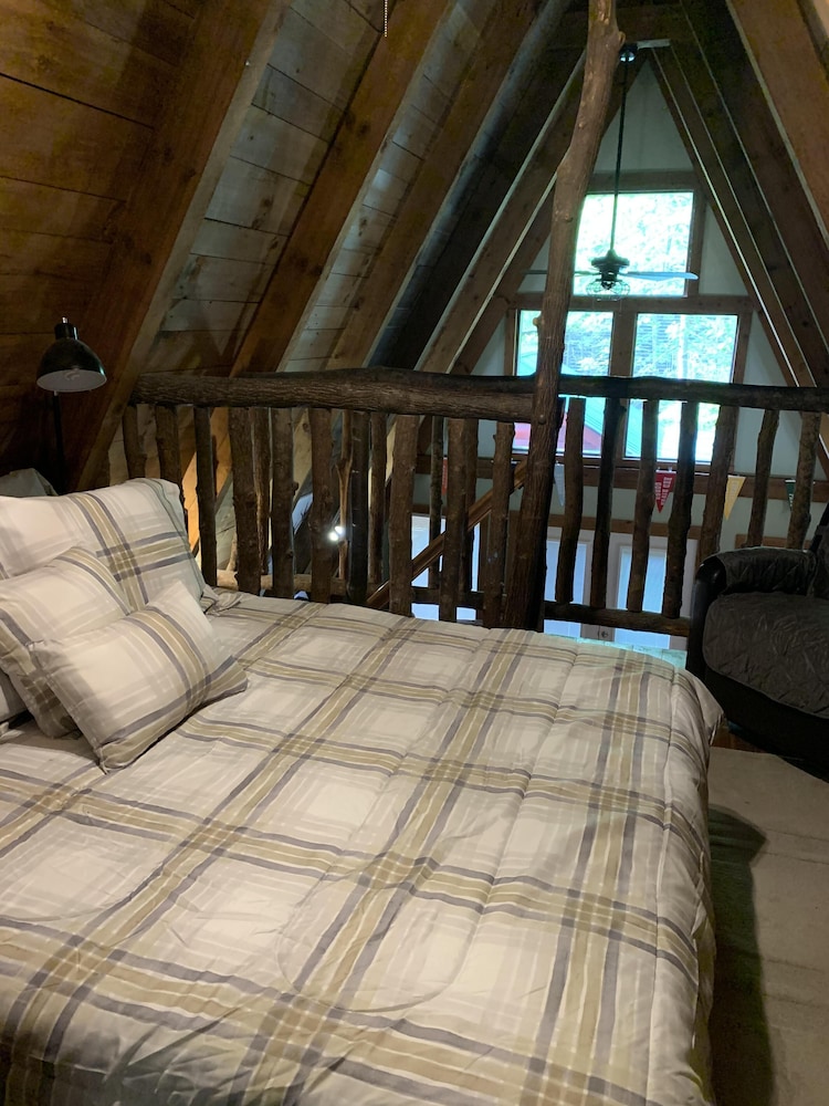 Chalet Style Cabin With Loft Bedroom, Hot Tub And Internet - Slade, KY