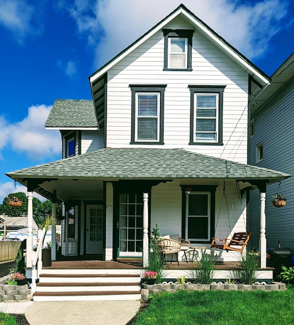 Victorian Beach Haus Steps Away From Main St. - Bradley Beach, NJ