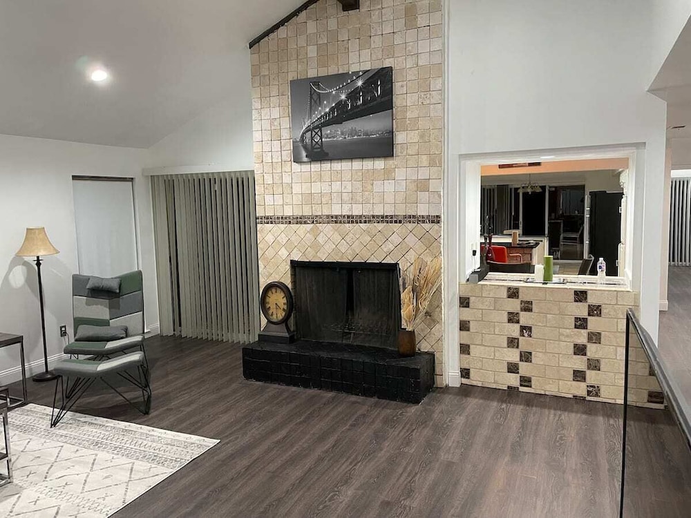 Modern Cheerful 4 Bedroom Private Entire Home - Richardson, TX