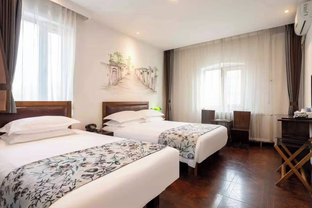 Quarto Básico | 1 quarto, secretária, cortinas/cortinados opacos, quartos insonorizados