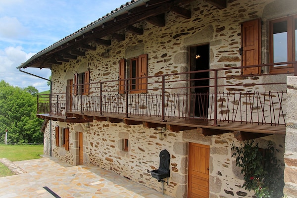 Gite De Caractere En Pierre Avec Jardin Et Table De Ping Pong Cantal Auvergne - Cantal