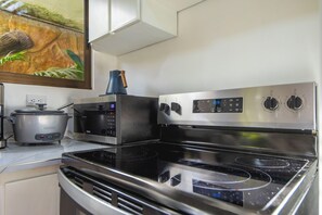 Apartamento superior, 2 quartos | Cozinha privada | Micro-ondas, lava-louças, torradeira, panela elétrica de arroz