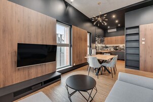 Apartamento Exclusivo, 2 quartos, não fumadores | Sala de estar | Smart TV de 40 polegadas com canais por cabo, televisor