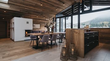 Penthouse, 5 quartos, sauna | Cofre no quarto, secretária, cortinas/cortinados opacos