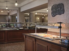 Café da manhã com buffet grátis todos os dias