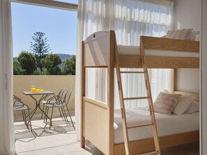 Family Room Inland View with Partition | Vista do quarto