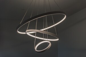 Luminária de teto moderna e minimalista com três anéis concêntricos.