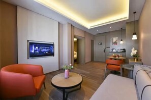 Suite | Cofre no quarto, cortinas/cortinados opacos, ferro/tábua de engomar 