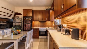 Apartamento | Cozinha privada | Minifrigorífico, uma placa de cozinha, uma cadeira de bebé