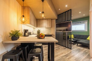 Apartamento | Cozinha privada | Minifrigorífico, uma placa de cozinha, uma cadeira de bebé 