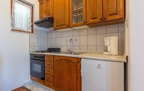 Apartamento | Cozinha privada | Um frigorífico, utensílios de cozinha 