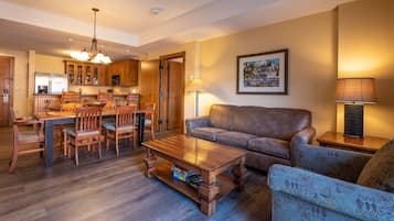 Condo, 2 quartos | Área de estar