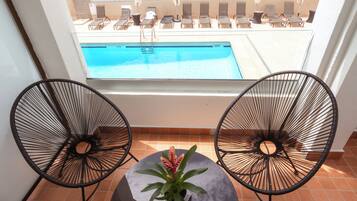 Roupas de cama antialérgicas, cofres nos quartos, escrivaninha