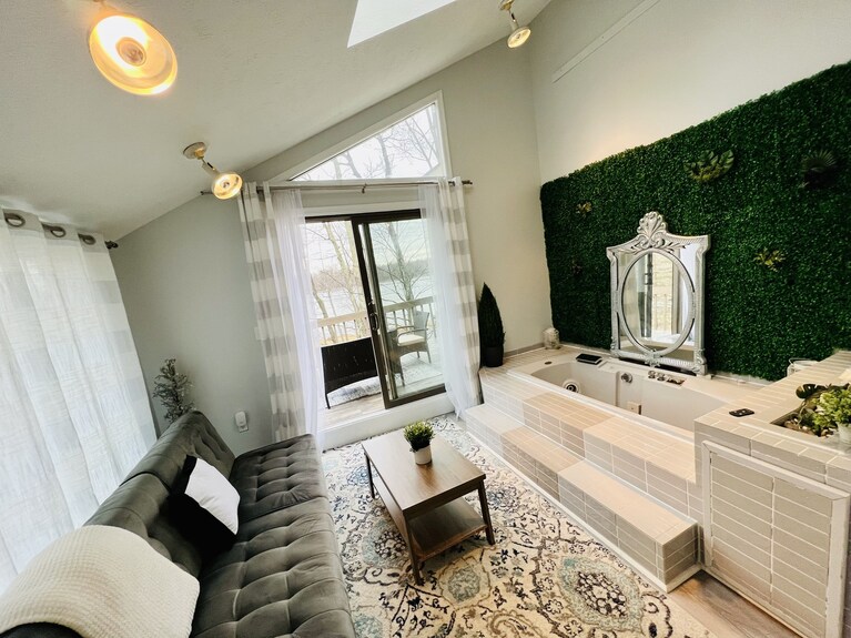 Charming Lake House W/ Hot Tub - Arrowhead Lake