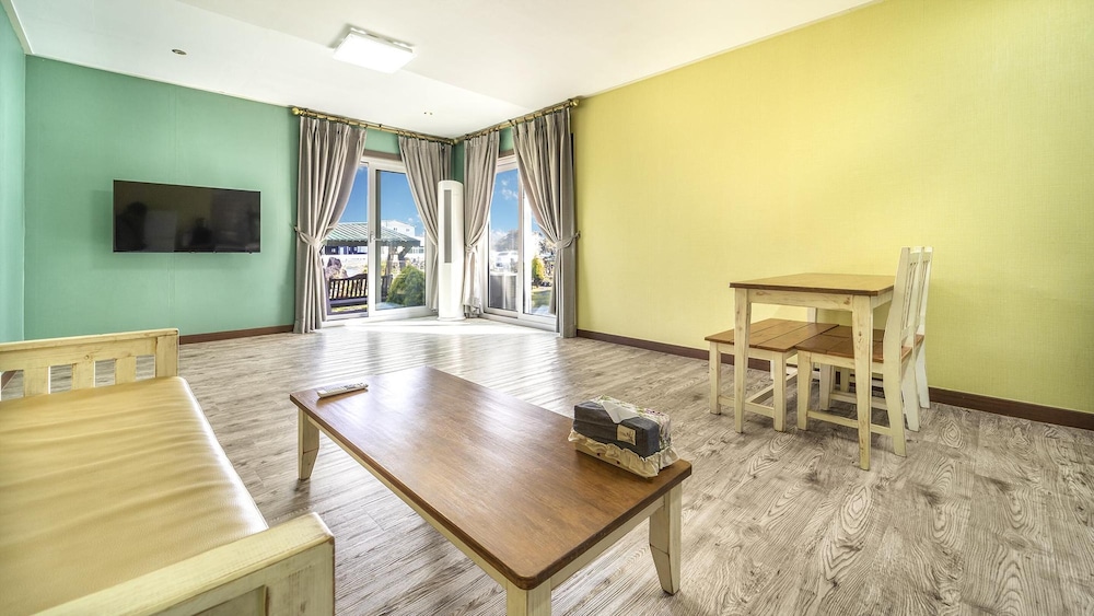 Seogwipo Myhalftime Pension - Jeju