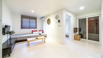 Um quarto moderno com cama, mesa de cabeceira e janela com persianas.