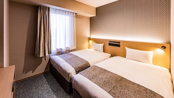 Quarto de hotel com duas camas, janela com cortinas, cabeceira com iluminação e piso coberto por carpete.