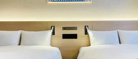 Quarto de hotel com duas camas, uma cabeceira de madeira, uma obra de arte na parede e um painel de controle.