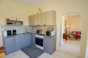 Casa Panorâmica, 2 quartos, vista para o mar (Alice) | Cozinha privada | Um frigorífico, um micro-ondas, um forno, uma placa de cozinha