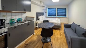 Apartamento premium | Cozinha privada | Frigobar, cooktop, talheres/pratos/utensílios de cozinha, freezer