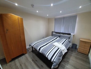 Casa, várias camas | 5 quartos, ferros/tábuas de passar roupa, Wi-Fi de cortesia