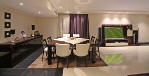 Apartamento Deluxe, 3 quartos, serviço de limpeza e arrumação | Sala de estar | TV de ecrã plano, lareira 