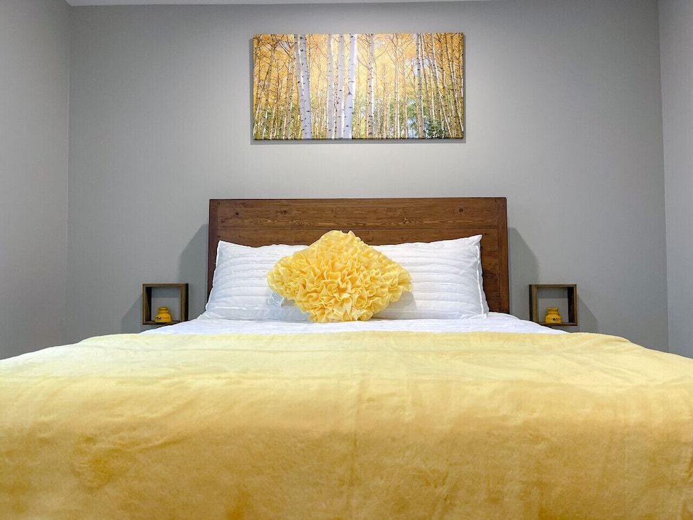 Colorful Oasis: Modern, Water View, Family-friendly - North Conway, NH