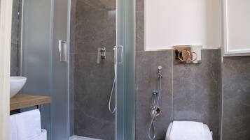 Quarto Duplo ou Twin Superior | Casa de banho | Um polibã, um chuveiro fixo, produtos de higiene exclusivos