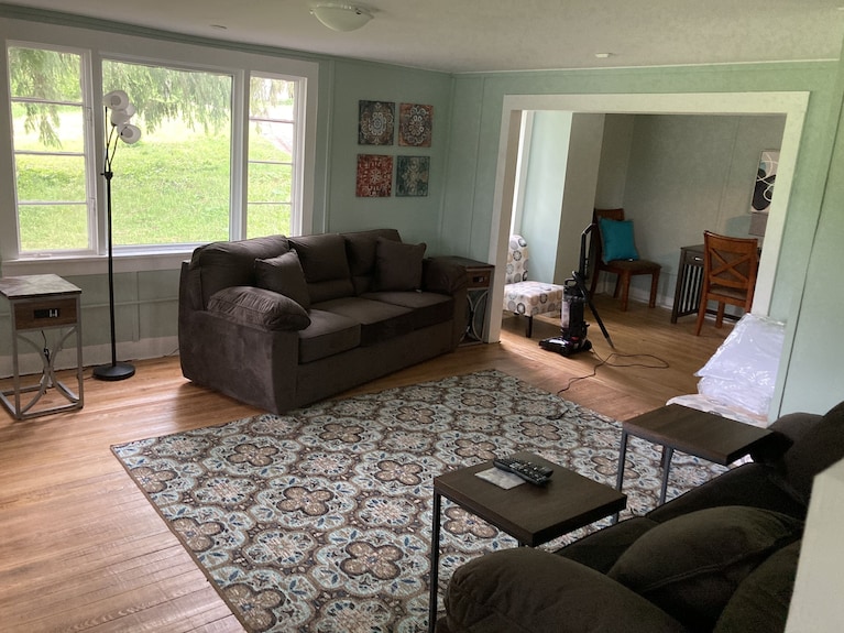 200 Year Old Farmhouse On Private 8 Acre Lake\n Pet Friendly.... - Carbondale, PA