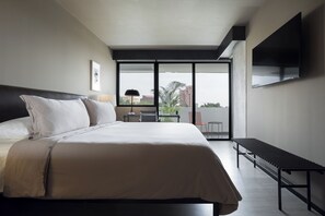 Quarto Deluxe, 1 cama king-size, Vista para a cidade | Minibar, cofre com capacidade para portátil, secretária 