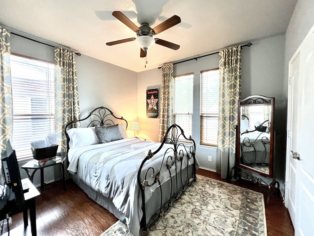 Spacious & Clean !" King Bed, Two Queens, Double, Twins, Pet Friendly - Buda, TX