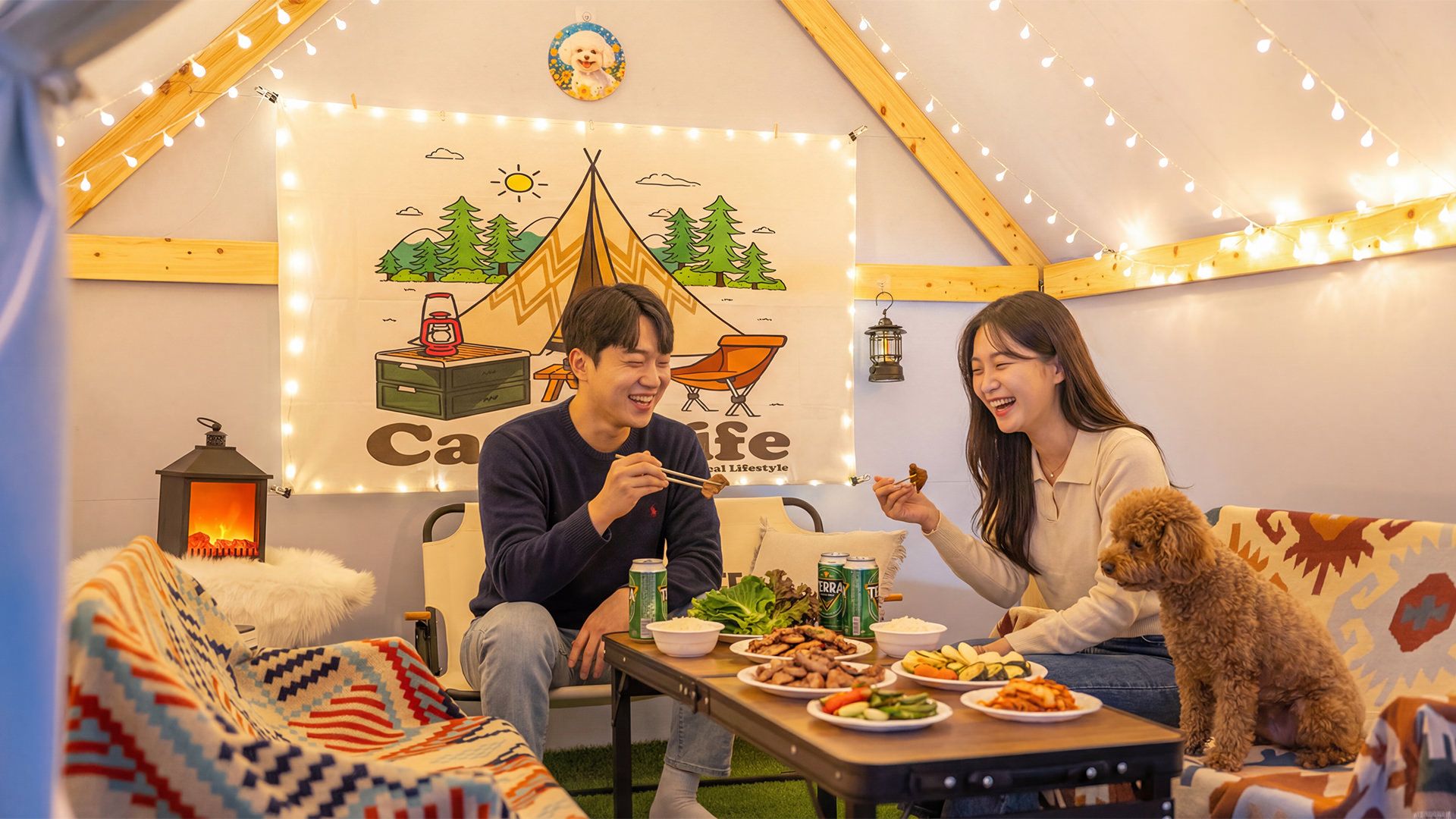 Um ambiente acolhedor em interiores, com um cenário temático de tenda, uma mesa com comida e um cão.