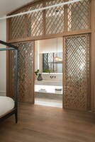 Quarto Signature | Roupa de alta qualidade, minibar, cofre no quarto